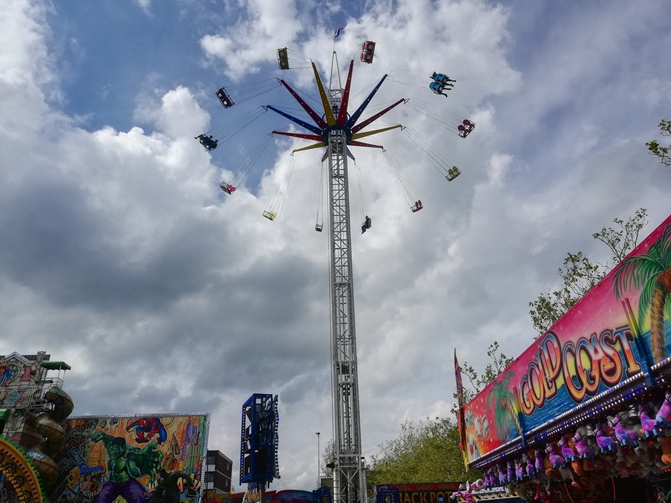 Een hoge kermisattractie huren via Fun Factor Events